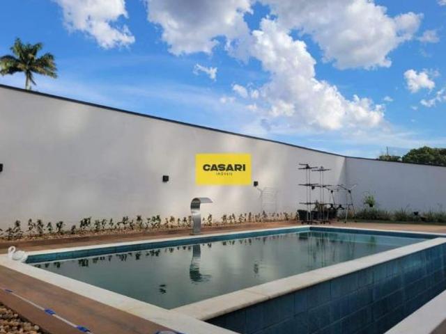 Excelênte casa de alto padrão, em condomínio completo com 3 suítes todas com planejados e piscina co
