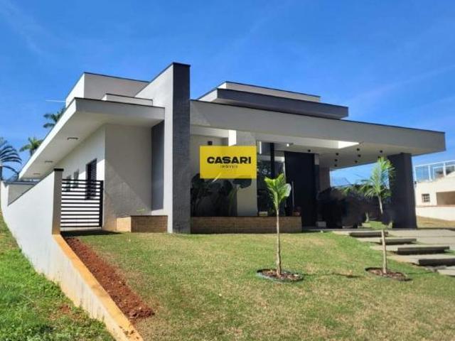 Excelênte casa de alto padrão, em condomínio completo com 3 suítes todas com planejados e piscina co