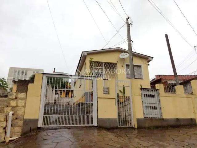 Excelente casa de alvenaria com 02 dormitórios na frente, duas salas e nos fundos mais duas casas