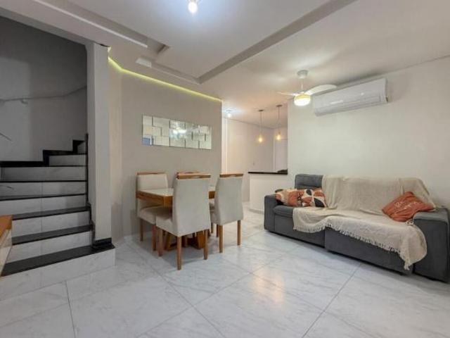 Excelente casa de condomínio com 2 dormitórios e quintal no Tude Bastos