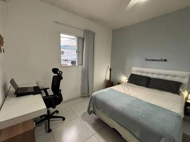 Excelente casa de condomínio sobreposta alta com 01 dormitório e sacada. O imóvel está localizado Vi
