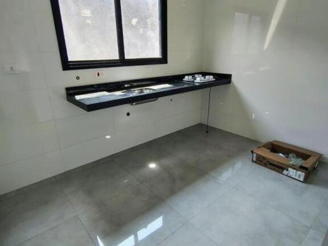 Excelente casa de condomínio sobreposta alta com 02 dormitórios, 01 banheiro social e amplo quintal