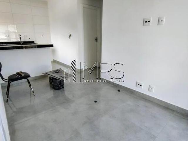 Excelente casa de condomínio sobreposta alta com 02 dormitórios, 01 banheiro social, 01 vaga de gara