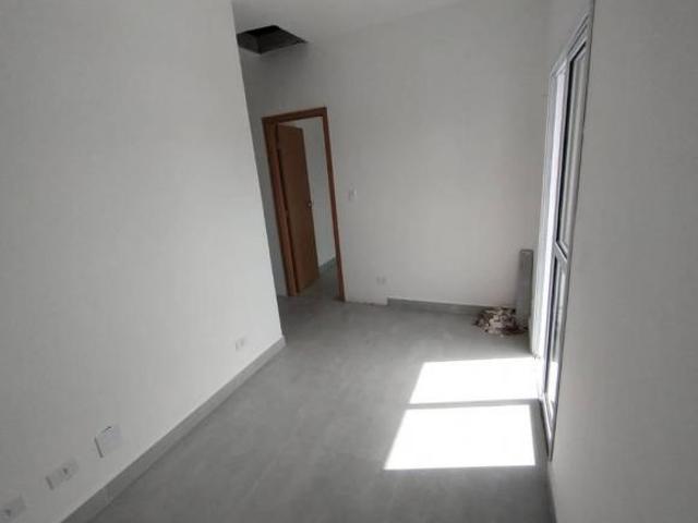 Excelente casa de condomínio sobreposta alta com 02 dormitórios, ampla sacada com churrasqueira e 01