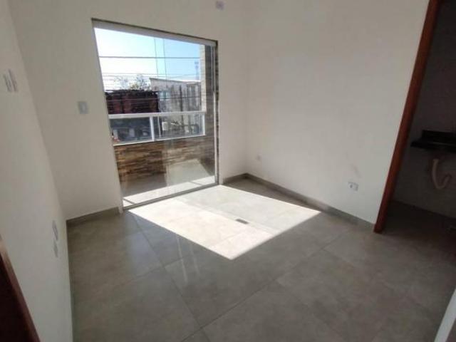 Excelente casa de condomínio sobreposta alta com 02 dormitórios e ampla sacada. O imóvel está locali