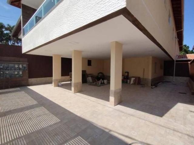 Excelente casa de condomínio sobreposta alta com 02 dormitórios e ampla sacada. O imóvel está locali