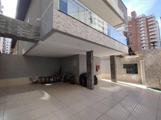Excelente casa de condomínio sobreposta alta de 02 dormitórios, com com sacada e ampla área de servi