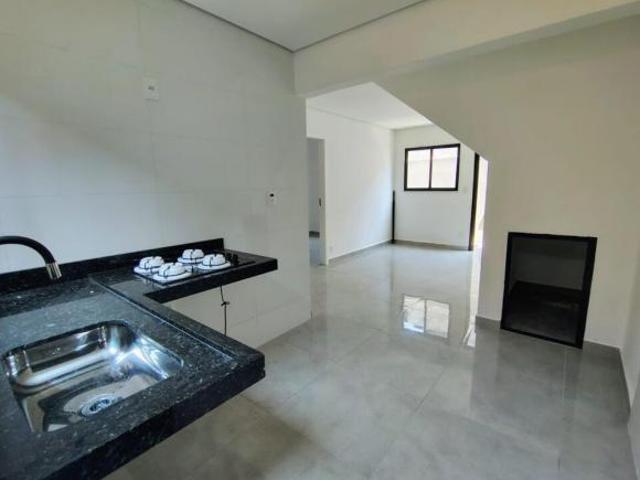 Excelente casa de condomínio sobreposta baixa com 02 dormitórios, depósito e quintal privativo, loca