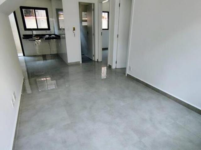 Excelente casa de condomínio sobreposta baixa com 02 dormitórios, depósito e quintal privativo, loca