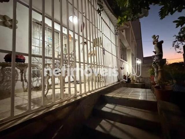 Excelente casa de esquina, ampla e muito bem estruturado