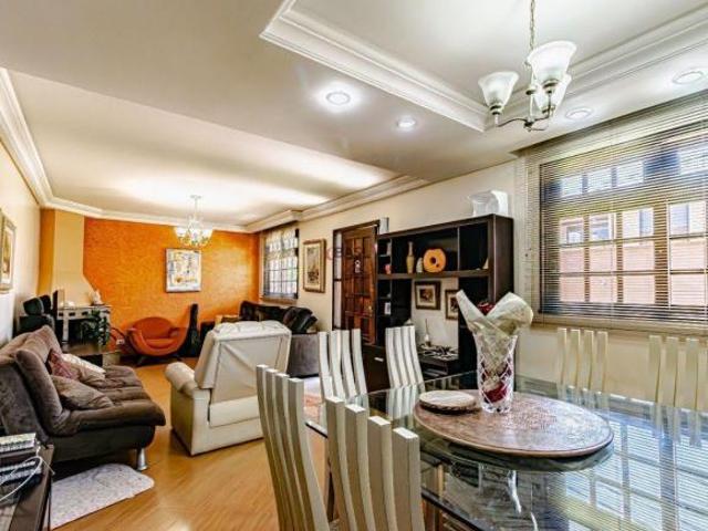 Excelente casa de esquina com 3 quartos no Santo Inacio