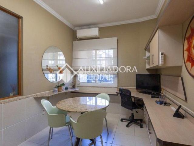Excelente casa de esquina residencial/comercial no bairro Higienópolis, 50 m da Assis Brasil