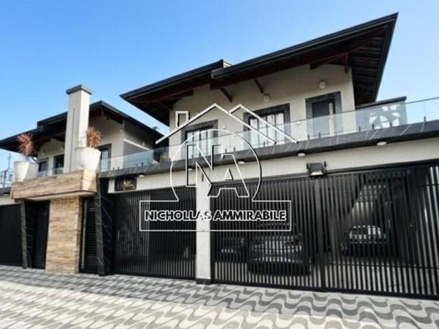 Excelente casa de sobreposta alta em condomínio com piscinas