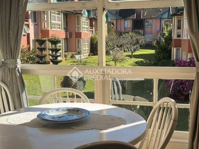 Excelente casa duplex em condomínio fechado à venda em Gramado