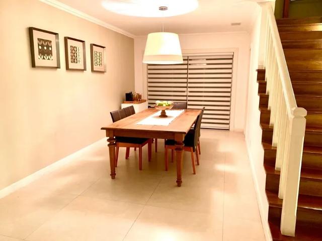 Excelente casa duplex no condomínio Rio Mar com 380 m², 3 ótimas suítes e área gourmet maravilhosa