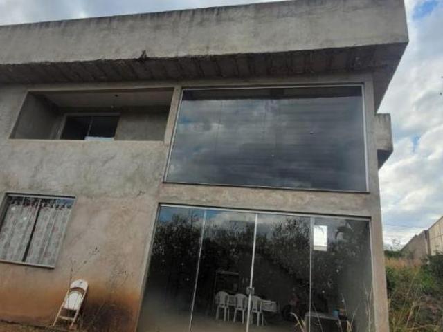 EXCELENTE CASA EM 2 NÍVEIS RUA PÚBLICA! NECESSITA ACABAMENTO PARCIAL!