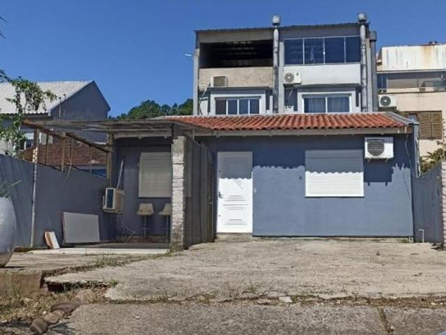 Excelente Casa em terreno de 200m². Com 1 d. e 44m² de área privativa em alvenaria