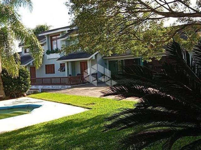 Excelente casa em bairro nobre com 543m2 em terreno de 1492m2 conta com 4 dormitórios sendo 2 suite