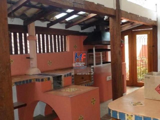 Excelente casa em cond. fechado no Centro de Ilhabela, 256 m² a.c 450 m² a.t 4 dormitórios 3 su