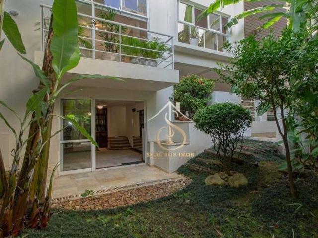 Excelente casa em condomínio muito bem localizado com muita privacidade, segurança, dentro de rua se