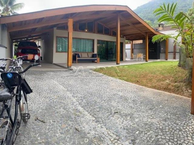 Excelente casa em condomínio, com 4 suítes e varanda gourmet, na praia do Lázaro em Ubatuba!
