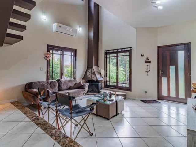 Excelente casa em condomínio com 3 dormitórios, suíte, amplo living, lavabo e vagas de garagem