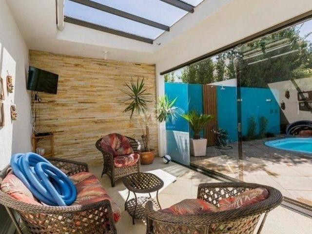 Excelente casa em condomínio com 3 suítes, piscina e 3 vagas de garagem