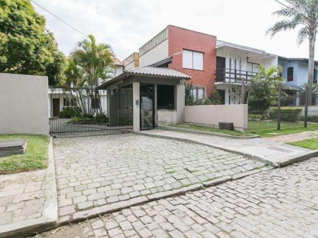 Excelente casa em condominío de 350m² com 03 dormitórios sendo 02 suítes