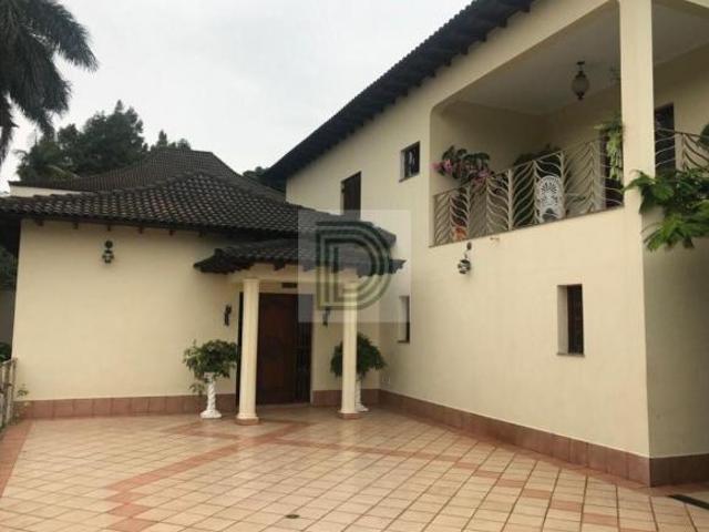 Excelente casa em condomínio fechado