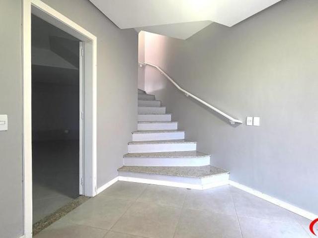 Excelente casa em condomínio fechado, com 252 m² de área privativa, com 4 dormit