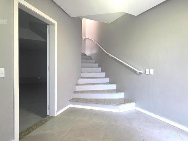 Excelente casa em condomínio fechado, com 252 m² de área privativa, com 4 dormit