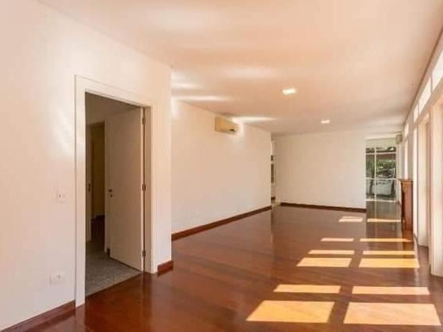 Excelente casa em condomínio fechado com 465m² 4 suites