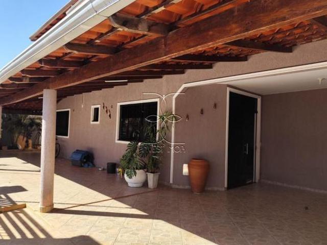 Excelente Casa em Condomínio Fechado com 5 Quartos e Espaço para Lazer