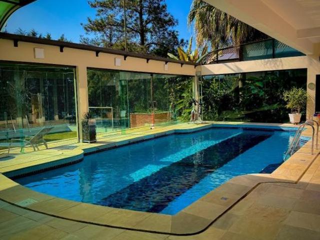 Atraente casa em condomínio para venda e locação com 4 quartos, sendo 4 suítes, 903m²