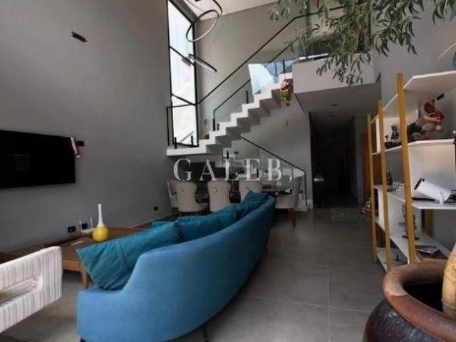 EXCELENTE CASA EM CONDOMÍNIO: 04 SUÍTES, COZINHA PLANEJADA, ÁREA GOURMET E UMA DELICIOSA PISCINA!