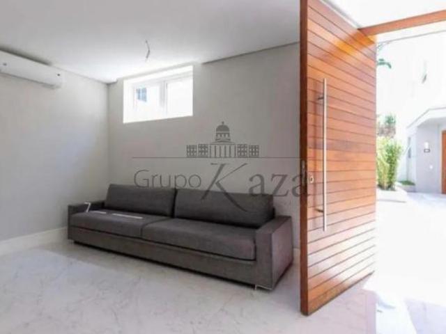 Excelente casa em condomínio