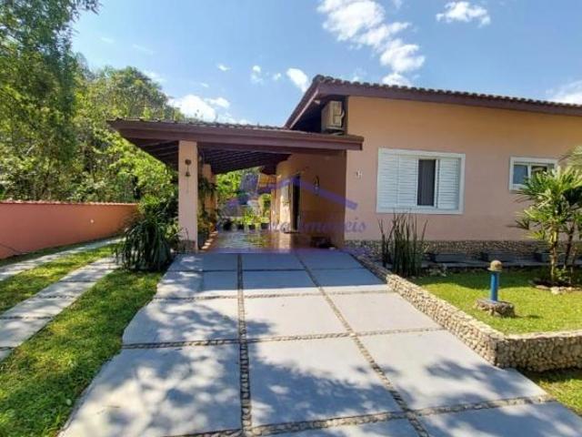 Excelente casa em condomínio