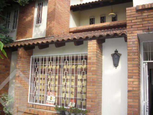 Excelente casa em rua calma e arborizada. Área construída de 400 m