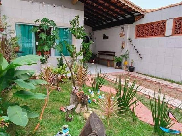 Excelente casa geminada com 02 dormitórios, sendo 01 suíte, 02 vagas de garagem, 01 edícula assobrad