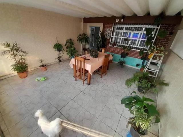 Excelente casa geminada com 02 dormitórios, sendo 01 suíte, 02 vagas de garagem. O imóvel está local