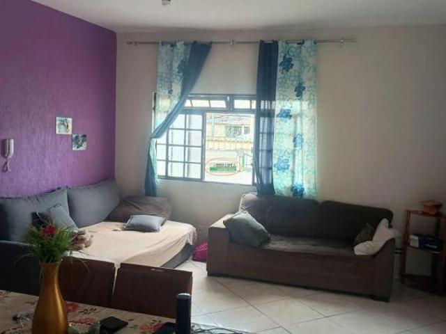 Excelente casa geminada com entrada compartilhada no bairro Jardim Leblon, Belo Horizonte!