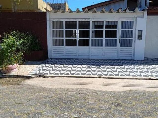 Excelente casa geminada de 02 dormitórios, 02 banheiros, sendo 01 interno e 01 externo, 02 vagas de