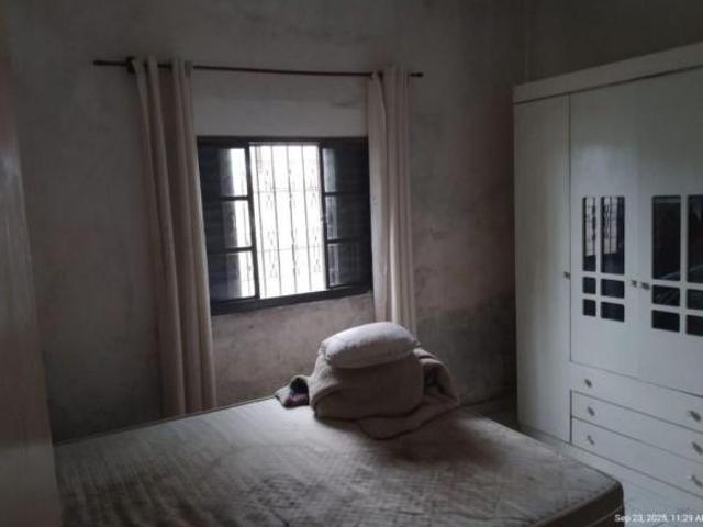 Excelente casa geminada de 02 dormitórios com 02 vagas de garagem. O imóvel está localizado na Vila