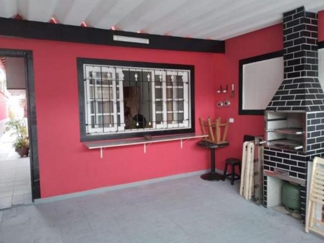 Excelente casa geminada de 02 dormitórios, sendo 01 suíte, 02 vagas de garagem piscina e churrasquei