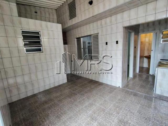 Excelente casa geminada de 02 dormitórios, sendo,1 suíte, 02 vagas de garagem e edícula. O imóvel e