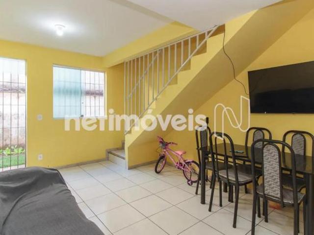 Excelente casa geminada, espaçosa, clara e arejada, em ótima localização, próximo a comércio