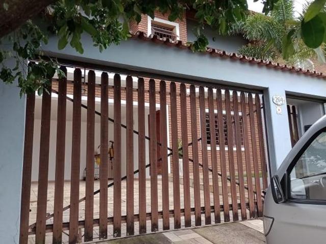 EXCELENTE CASA! IMÓVEL CLARO E VENTILADO!