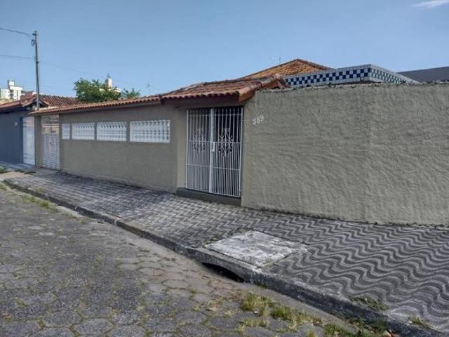 Excelente casa isolada com 03 dormitórios, sendo 01 suíte, edícula com 02 dormitórios, piscina, chur