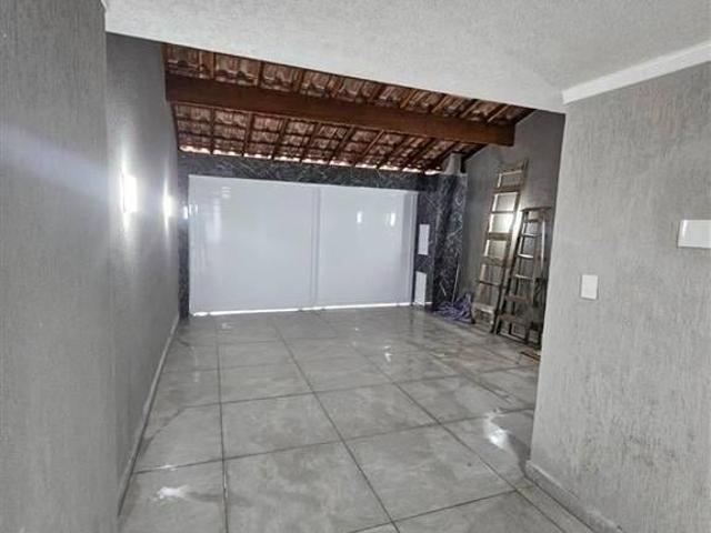 Excelente casa isolada de 2 dormitórios com churrasqueira e piscina na Vila Mirim!