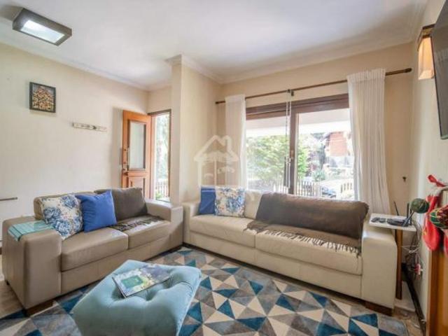EXCELENTE CASA JUNTO AO CENTRO